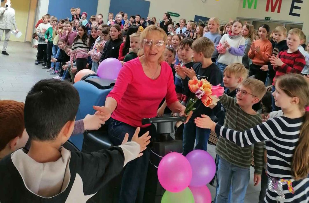 Rosis letzte Tour – Sebastianschüler verabschieden Putzfee ...