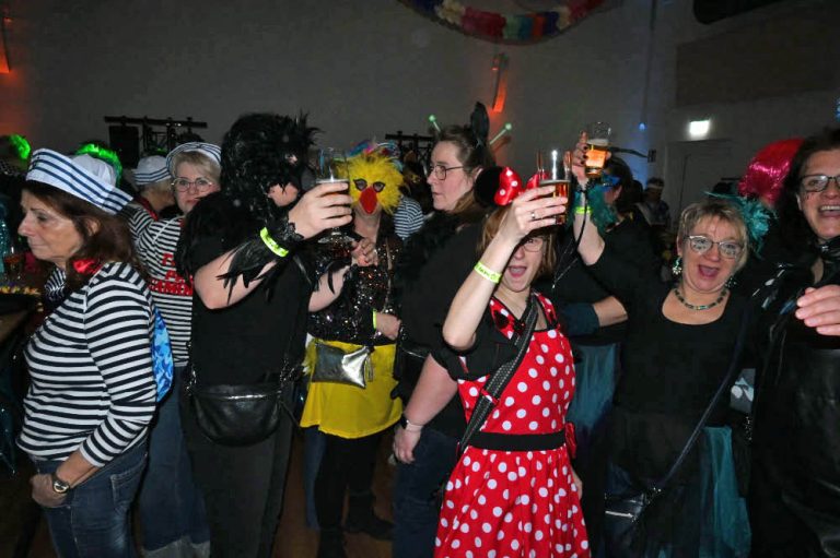 Altweiber Party im HUB Erle begeistert Gäste